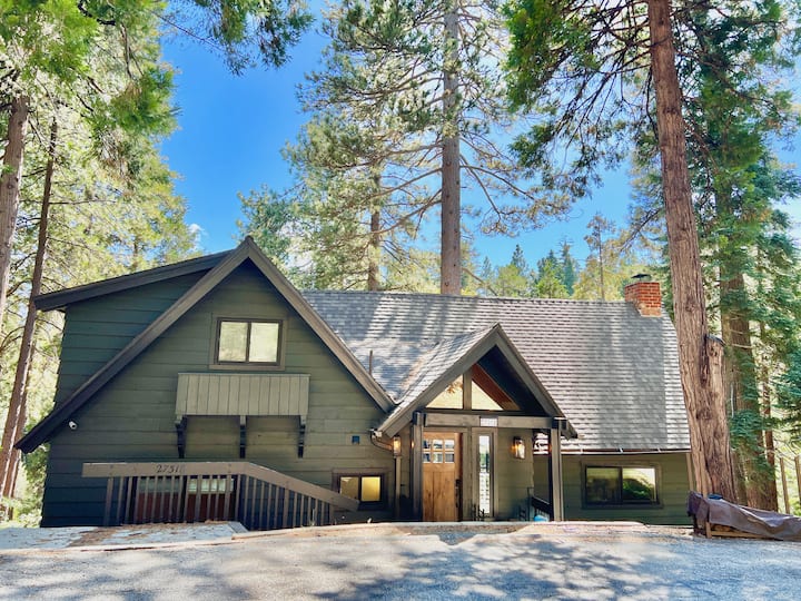 Luxe Family-friendly Cabin, Forest Views Huge Deck - Lake Arrowhead, CA