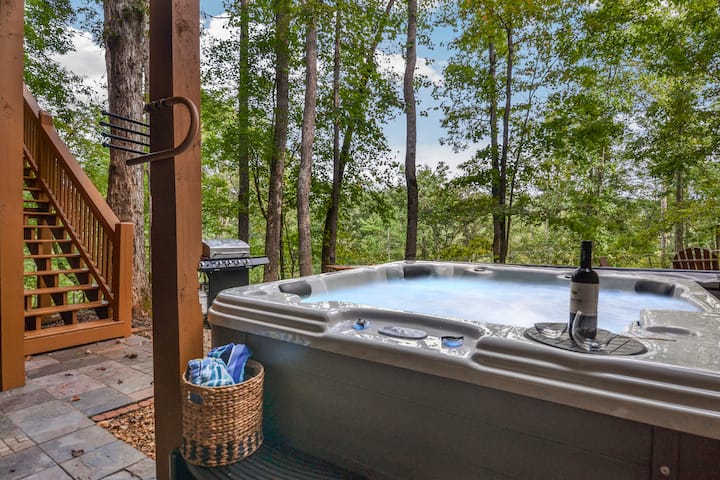 Familyfriendlycabin-cozy-resort-hottub-games-yoga - Ellijay, GA