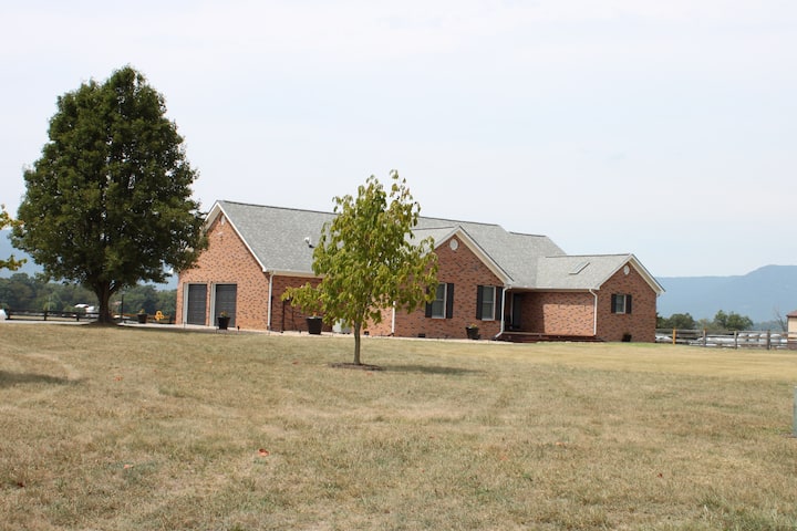 "Farm Charm" W/mtn Views~fire Pit~family Friendly - Stanley, VA