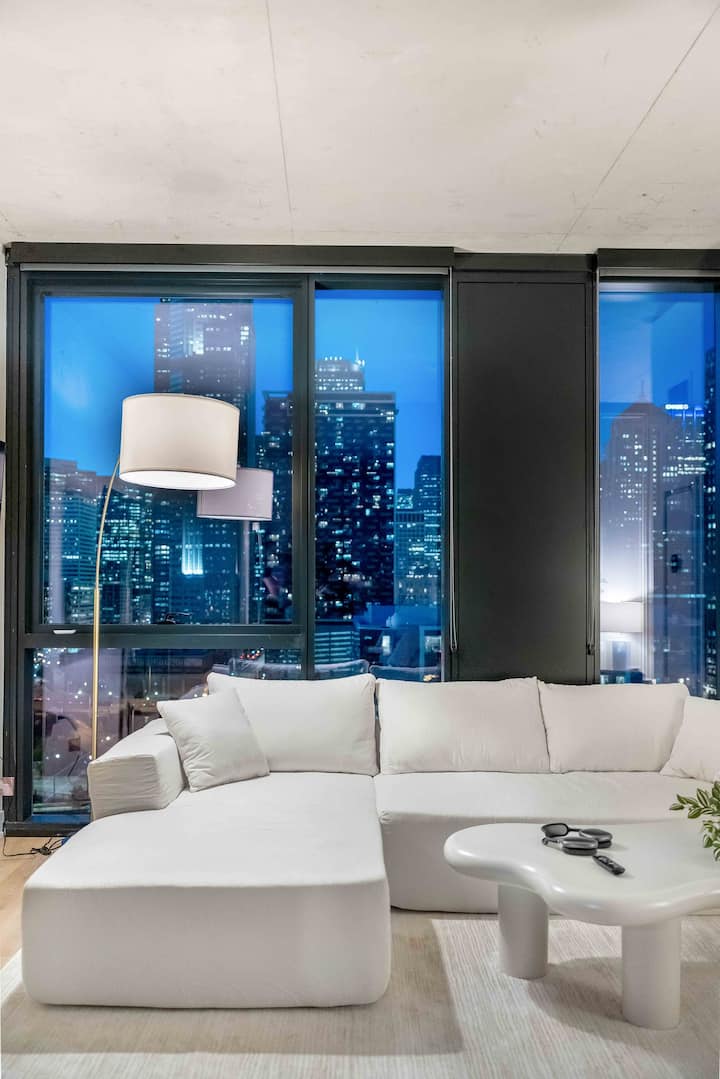 The Lauren Highrise® W/ City Views, Gym, King Bed - Chicago, IL