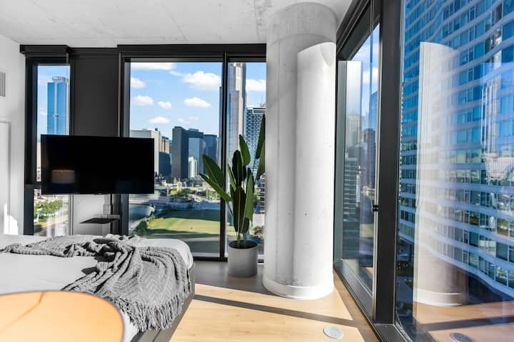 The Drake - Designer Highrise Condo W/ Gym, Pool - Chicago