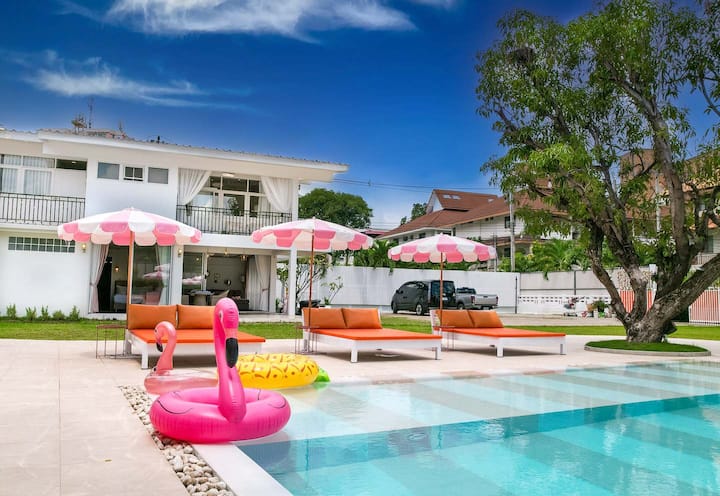 Spacious Luxury Villa @Nimman, Big Garden And Pool - Chiang Mai