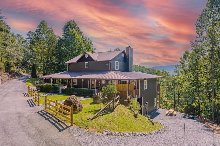 *2 Mi From Pf!* Huge 4 Br Farmhouse~ht, Views & Fp - Pigeon Forge, TN