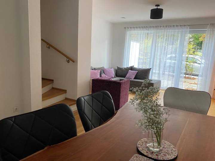 Modernes Reihenmittelhaus Für Bis Zu 7 Personen - Regensburg