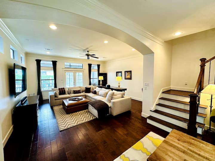 Casa Barcelona - The Only Place You Want To Stay! - Houston, TX