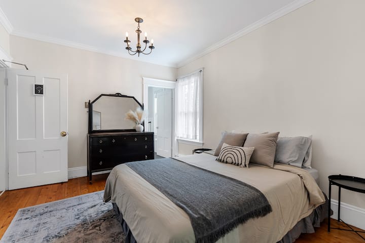 Studio 7 ~ 1 Bdrm W/ Private Bath & Living Room - Moncton
