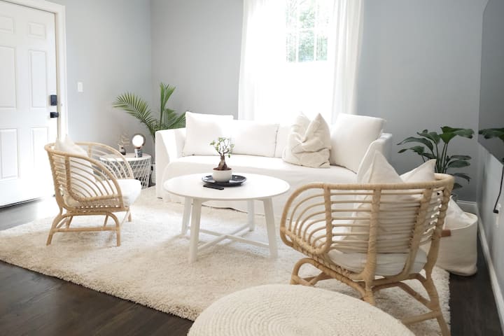 Newly Renovated + Spacious Apt W/ Parking - Boston, MA