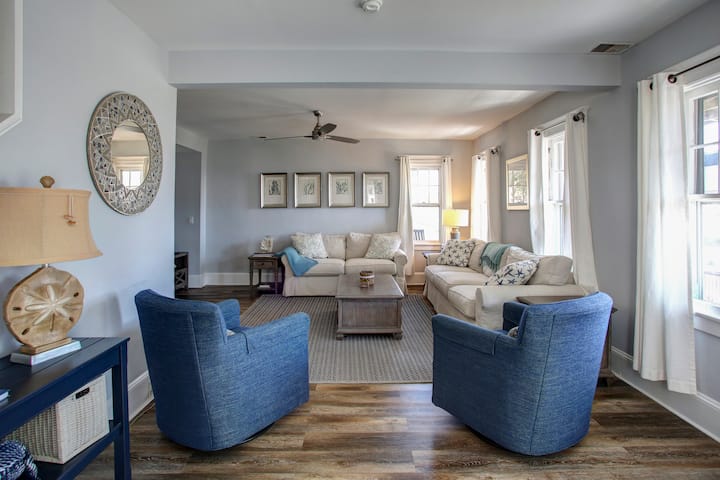 Cape May • 1 Block To Beach
Sleeps 11 • 3 Decks - Cape May, NJ