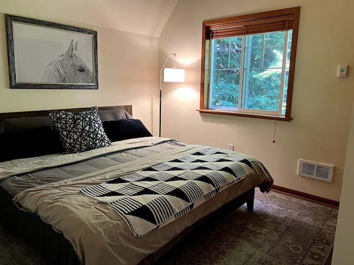 Charming 1 Bed Carriage House - Kirkland