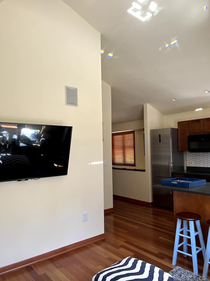 Charming 1 Bed Carriage House - Kirkland, WA