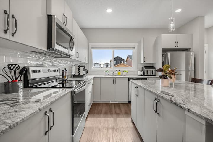 Top Rated Home (5%) | Free Banff Pass, Sleep To 12 - Airdrie