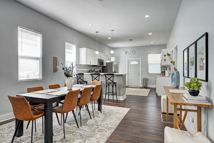 Downtown Indy~3 En-suite On Main Floor~sleeps 15 - Indianápolis, IN