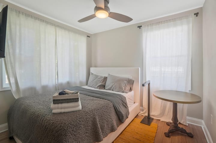 North Face: Private Room W/ Private Ensuite Bath - Silver Spring, MD