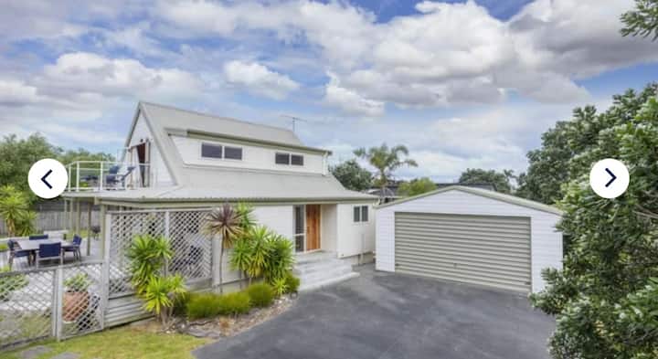 Home In Omaha - Matakana