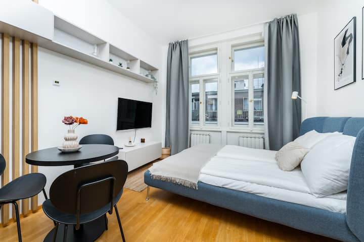 Charles Square Central Studio Apartment - Praga