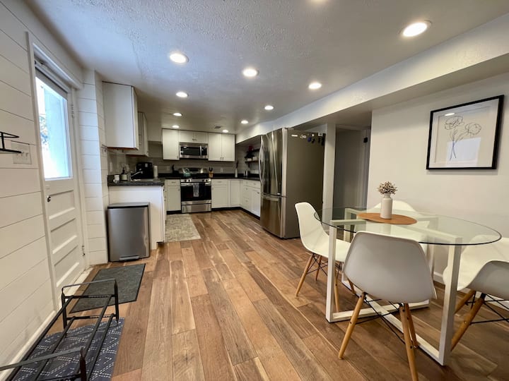 Monthly 2bd/1 Ba Den- Carport, Walk To Park/coffee - Lakewood, CO