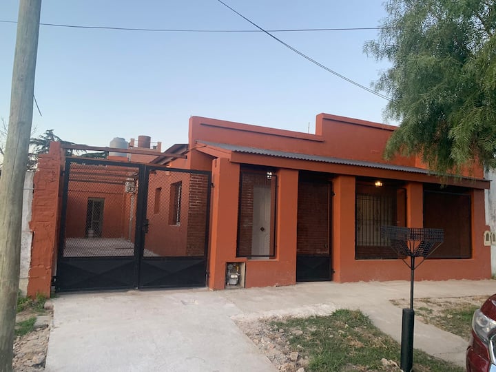 Cálida Y Tranquila Casa Céntrica - Cañuelas