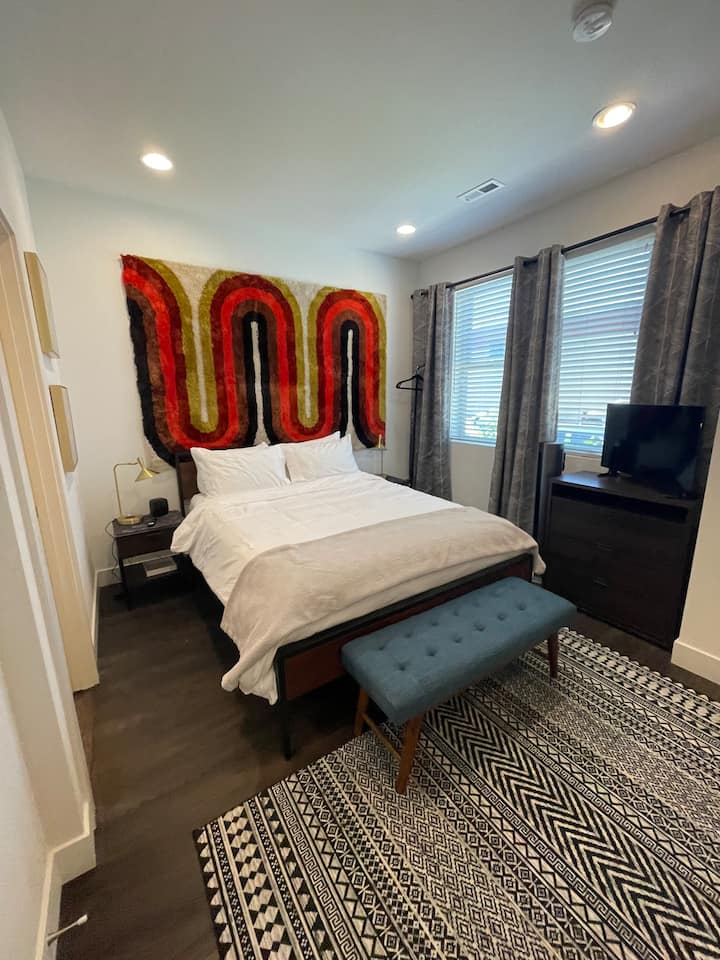 Navajo Lodge: Low Cleaning Fee Private Guest Suite - Denver, CO