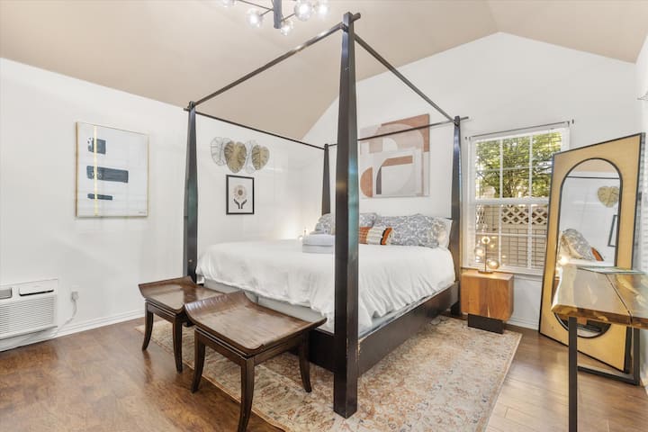 Royal Oak Cottage Downtown - Granbury, TX