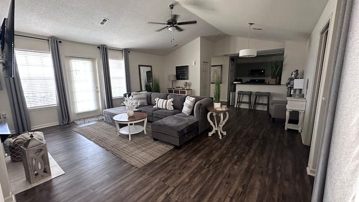 1 Private Br W/ Attached Bath (Full Size Bed) - Tuscaloosa, AL