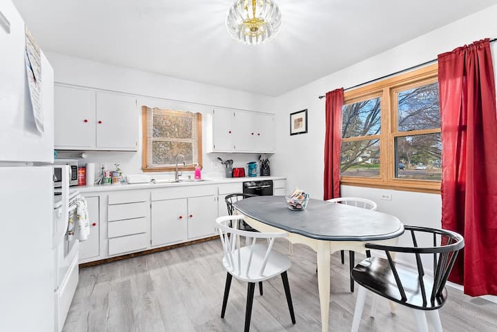 Take It Easy! 3 Bedroom Apt - Sioux Falls, SD