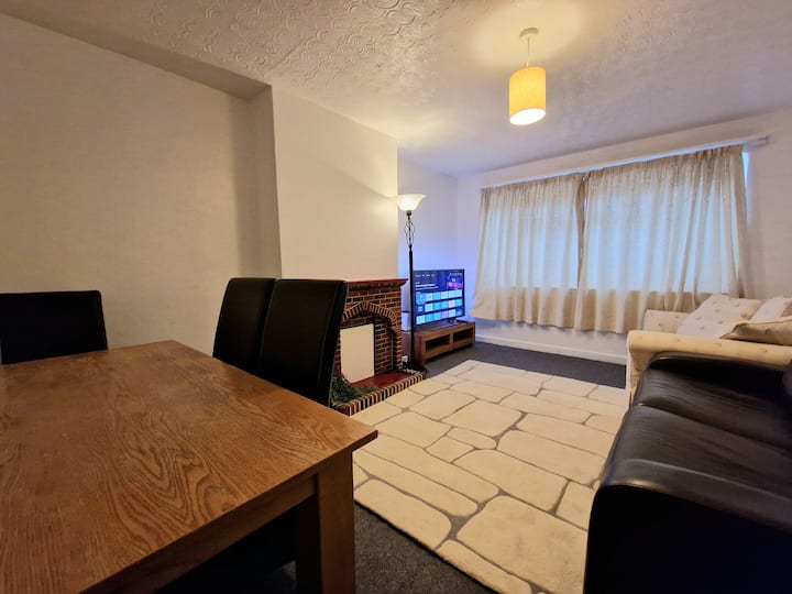 Quiet Central Guildford 2-br | Parking & Workspace - Guildford