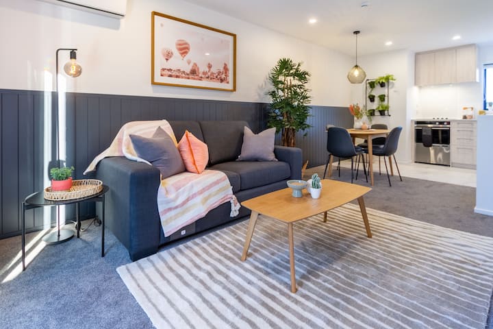 Central Charm 2 Bed 2 Bath With Sunny Balcony - Christchurch