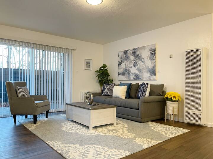 Spacious Living Room & 2qs In Downtown - Orinda, CA
