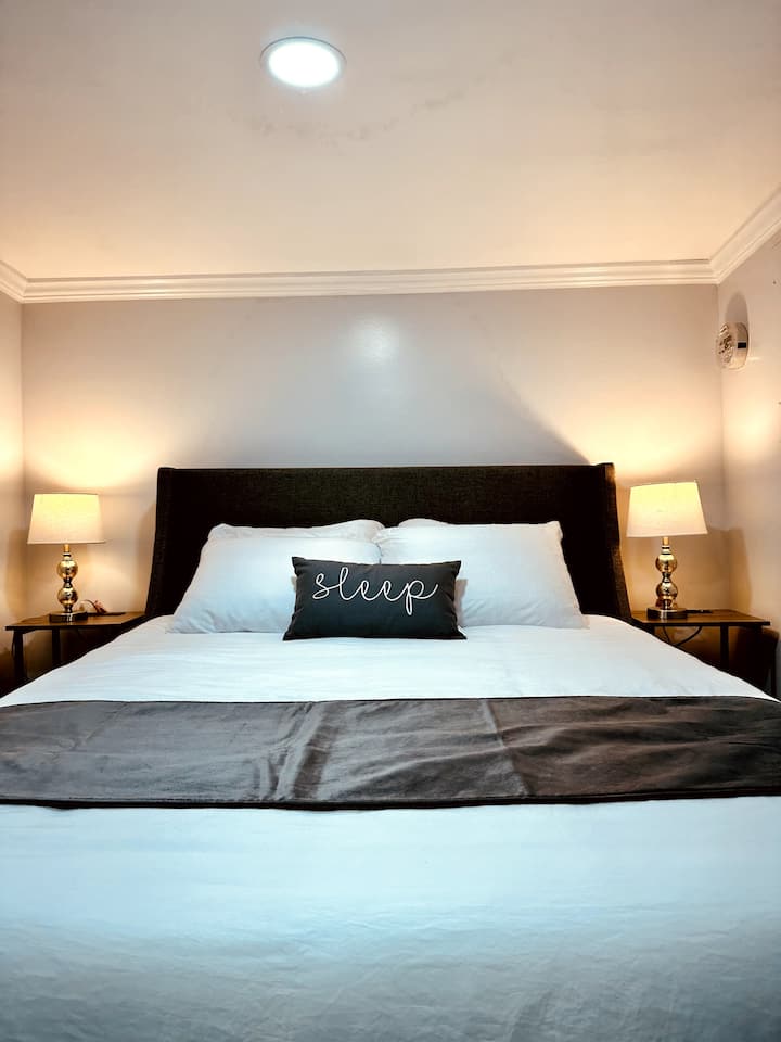 Grey Room With Full Bathroom Plus Kitchenette - Baltimore, MD