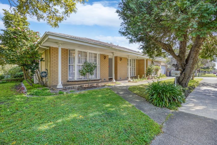 Cozy Oakleigh South Family Home Next To Playground - Mordialloc