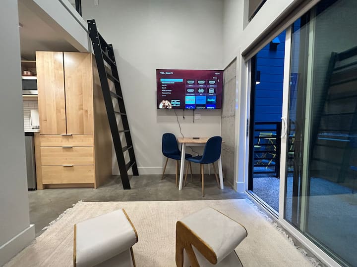 Top Of First Hill Loft King Bed - Roosevelt - Seattle