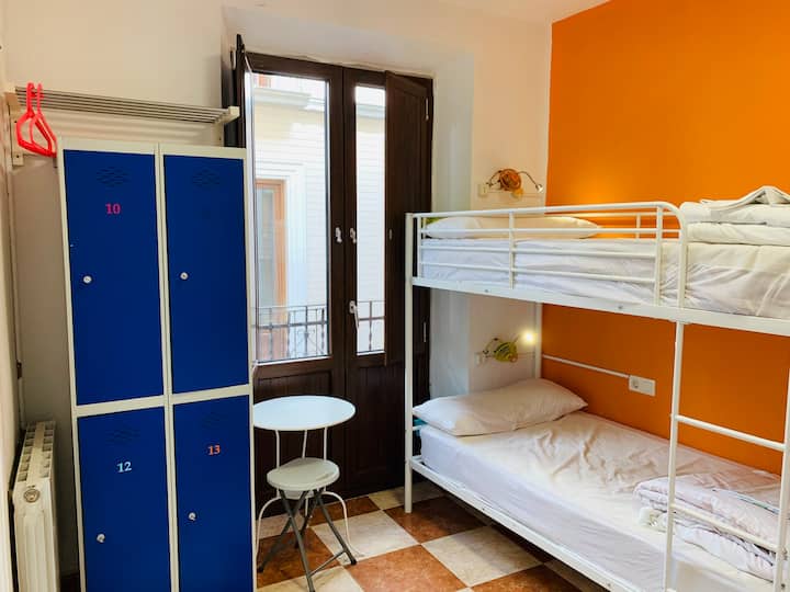 Habitación En Hostel Centro Para 4 Baño Privado - Granada, Spain