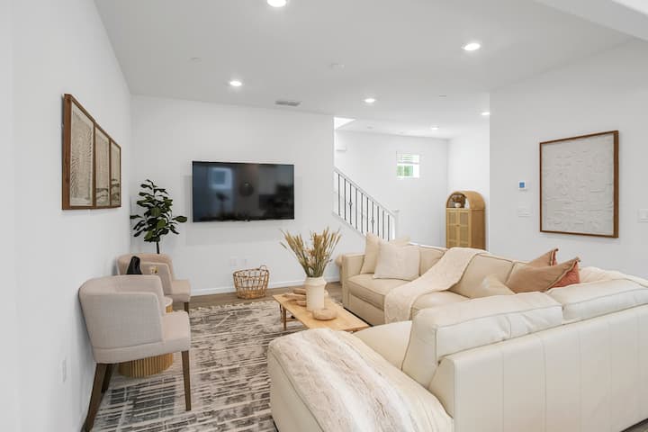 Contemporary, Pet Friendly,  Warm Inviting Kitchen - Roseville, CA