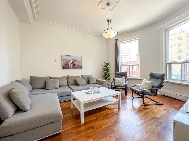 Cheerful 6br Townhouse - Downtown Mtl - Montreal
