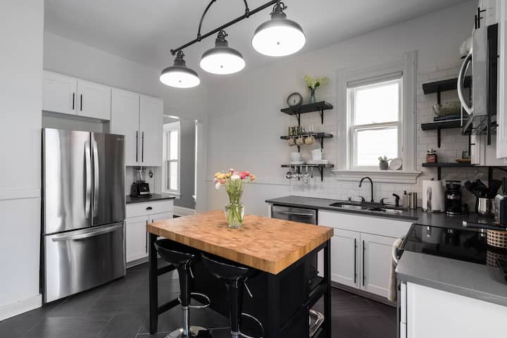Spacious & Stylish 1 Bedroom - Milwaukee