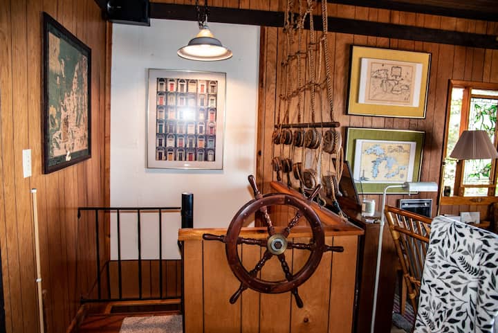 Cair Paravel, Unique Lakefront Family Cottage - Frankfort