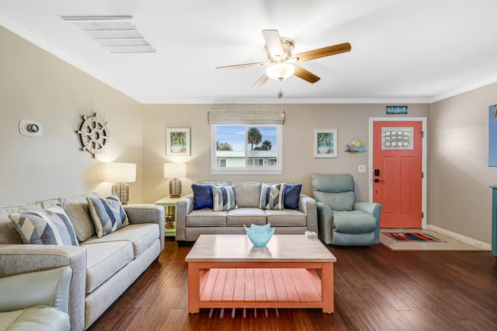 Cottage Bliss: Cozy & Dog-friendly Beach Retreat - Englewood