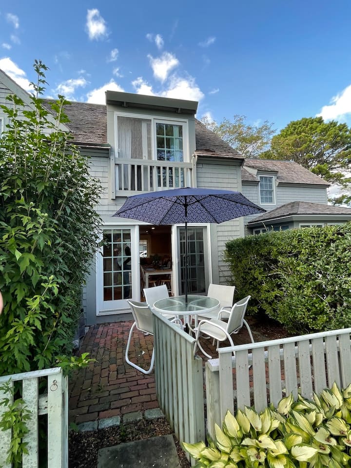 Classic Maushop Cottage-sleeps 5 - Mashpee, MA