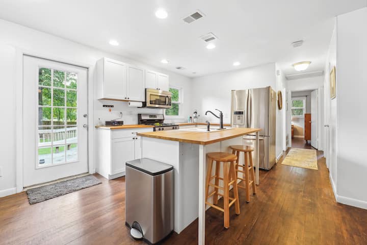 Cozy Home W/ Great Outdoor Space- (Dog Friendly!) - Marietta, GA