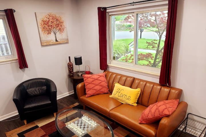 Charming Retreat W Fenced In Yard And Bonfire Pit - Dearborn, MI