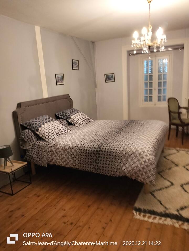 Chambre Dans Une Maison Au 2 èMe éTage - Saint-Jean-d'Angély