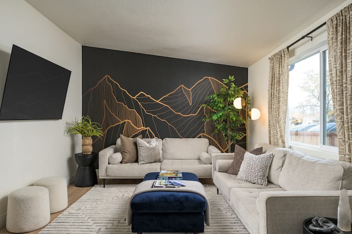 Minutes To Downtown Den | Sleeps 16 | Red Rocks - Denver, CO