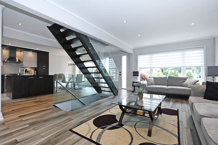 Entire Detached Home With 4 Parking Space - Richmond Hill