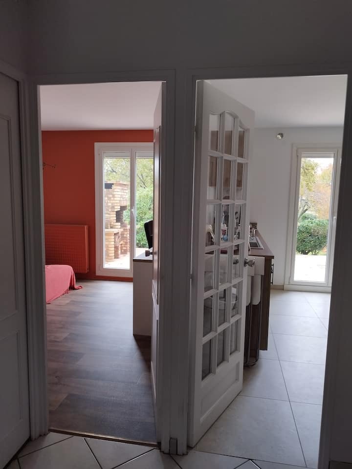 Chambre Lit Double Et Bureau - Montlhéry