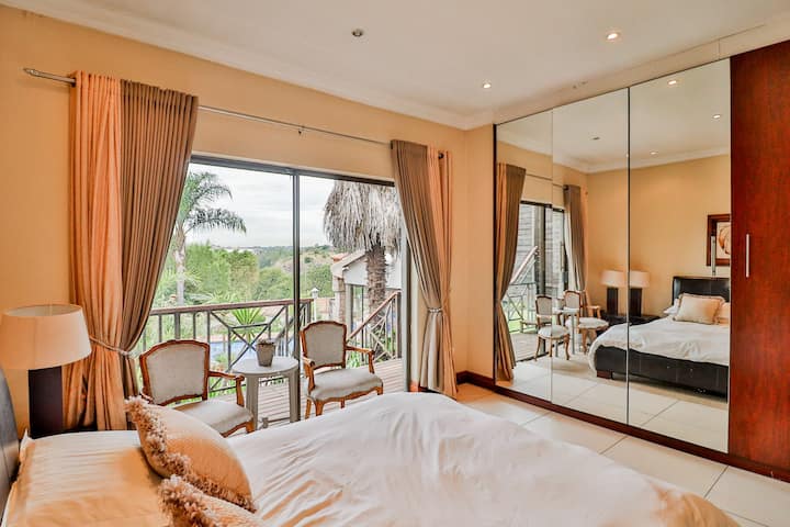 Value For Money, Queen Bed, Clean, &
Pool Views2 - Alberton