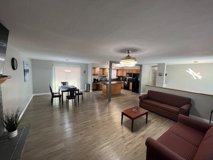 Spacious Home With Mountain View - Klamath Falls, OR