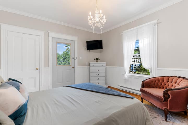 Studio 6 ~ 1 Bdrm W/ Private Bath & Balcony - 蒙頓