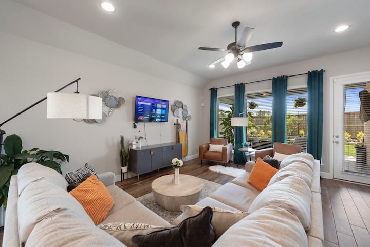 Lux Home | Outdoor Kitchen • Pickleball • Snacks - Stagecoach, TX