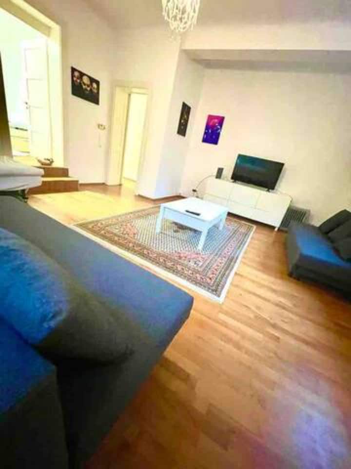 Intercity Flat, Big And In A Quiet Street - Stuttgart