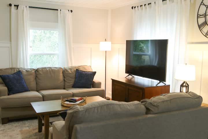 Renovated 1930s Cottage - Spirit Mountain Casino, Grand Ronde
